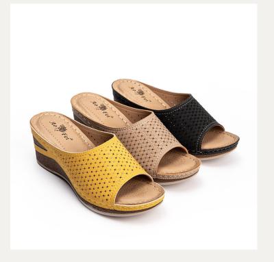 China BS075 slippers European and American 2021 cross-border sandals women, wedge heel retro fish mouth mother shoes plus size for sale