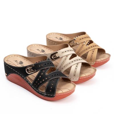 China BS080 Slipper Amazon 2021 Outer Wear Slippers Female Thick Bottom Breathable Hollow Beach Southeast Asian Female Sandals for sale