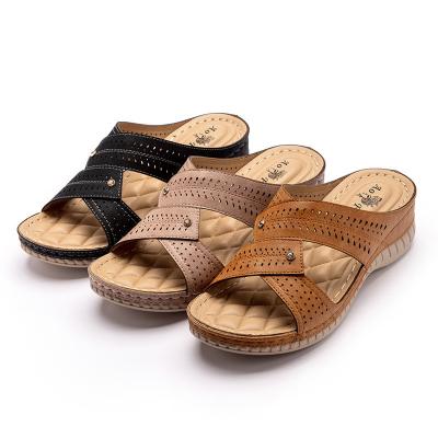 China BS081 Amazon Hot Style Slippers Women European And American 2021 New Cross-Border Large Size Slope With Rhinestone Casua for sale