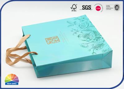 Cina 4C ha stampato il regalo di carta kraft insacca le maniglie 80gsm di Logo Gold Stamping With Ribbon in vendita