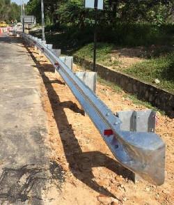 Cina 2.7mm-4.0mm Thickness Roadway Guardrail M180 For Roadway Safety in vendita