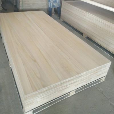Cina peso leggero naturale di colore dei pannelli di legno solidi del legno duro del Paulownia di 3-55mm in vendita