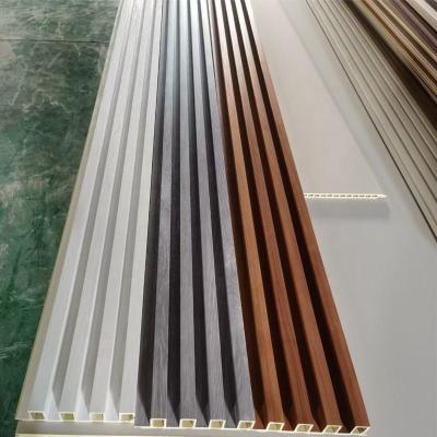 Cina pannello di parete wpc impermeabile pvc pellicola di legno di plastica wpc soffitto strato rivestimento pannello di parete interno a sfondo in vendita