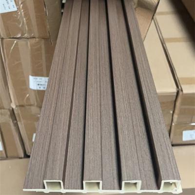 Cina pannello di parete wpc impermeabile pvc pellicola di legno di plastica wpc soffitto strato rivestimento pannello di parete interno a sfondo in vendita