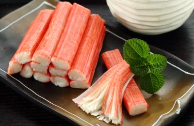 China Tender Flaky Surimi Food Crab Fillet Frozen Ready To Eat Simulated Krab Flakes For Salad for sale