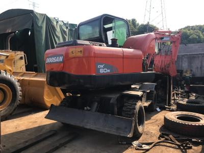 China 6 eficazes altos Ton Mini Wheel Excavator Doosan Dx 60W para a venda, vendas quentes móveis pequenas populares usadas de Doosan Digger Dx 60W Dx55W R60W R55W à venda