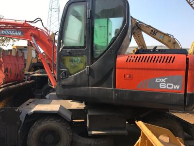China 6 eficazes altos Ton Mini Wheel Excavator Doosan Dx 60W para a venda, vendas quentes móveis pequenas populares usadas de Doosan Digger Dx 60W Dx55W R60W R55W à venda