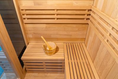 Cina Red Cedar Steam Sauna Room With LED Light And Ozone Generator Modern Design 15~90℃ Temperature Range in vendita