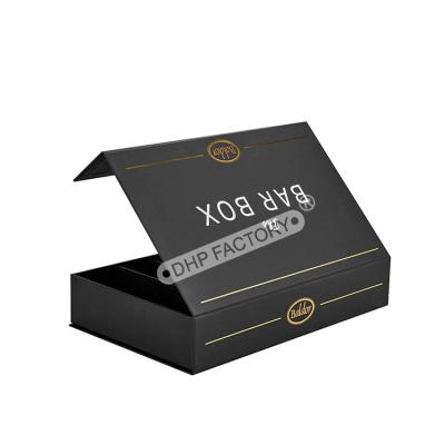 Chine La boîte cadeau à fermeture magnétique noire de luxe pour condiments avec papier divisé à vendre