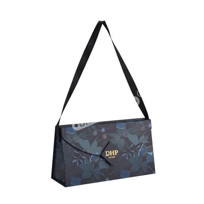 China Modische kleine Klappkarton-Handtasche Geschenkboxen mit Griff for sale