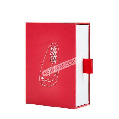 Cina Scatola per profumi di lusso rosso con manico EVA inserito e logo di foglio per scatola regalo in vendita