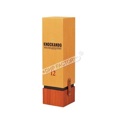 Cina Scatola regalo di carta rigida arancione di lusso con involucro in pelle per vino e whisky in vendita