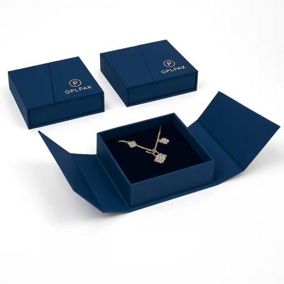 Cina Scatola portagioie blu navy con chiusura magnetica a doppia anta, confezione regalo di lusso per anelli di nozze in vendita