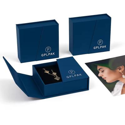 Cina Scatola portagioie blu navy con chiusura magnetica a doppia anta, confezione regalo di lusso per anelli di nozze in vendita