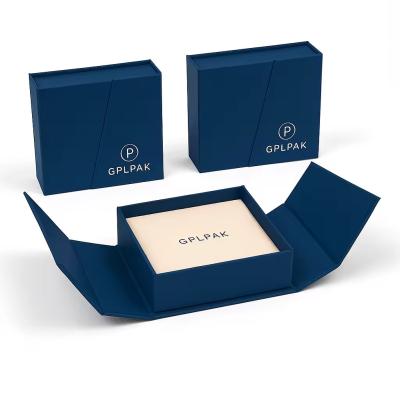 Cina Scatola portagioie blu navy con chiusura magnetica a doppia anta, confezione regalo di lusso per anelli di nozze in vendita