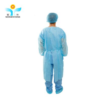 China 18gsm-40gsm PP+PE Wegwerfisolierungs-Kleidermedizinisches geduldiges Kleid zu verkaufen