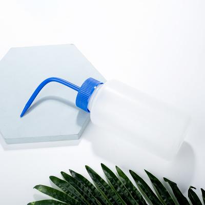 Cina bottiglia di compressione del LDPE di 150ml 250ml con lo sbocco curvo dell'acqua dell'ugello in vendita