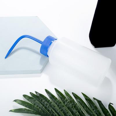 Cina bottiglia di compressione del LDPE di 150ml 250ml con lo sbocco curvo dell'acqua dell'ugello in vendita