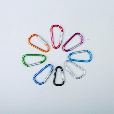Cina Bottiglia a forma di di viaggio del chiaro cuore riutilizzabile di 50ML PETG con il cappuccio dello spruzzo dell'alcool del gancio in vendita
