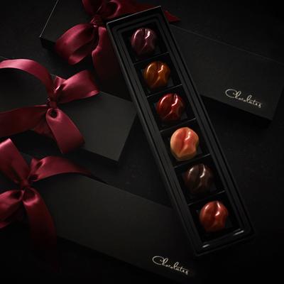 China Ribbon Decoration Sweet Wedding Chocolate Packaging Bonbon Gift Box with Custom Logo for sale