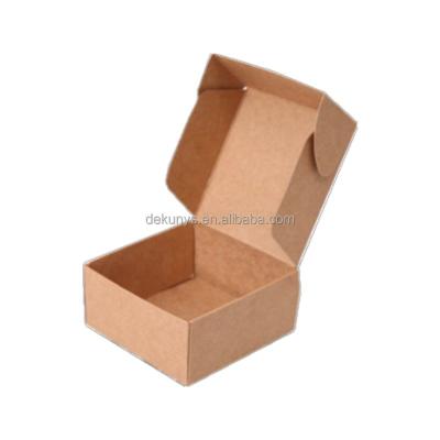 Cina Cilindro di cartone stampato con logo personalizzato per olio di lucidatura per unghie Spedizione e imballaggio regalo in vendita