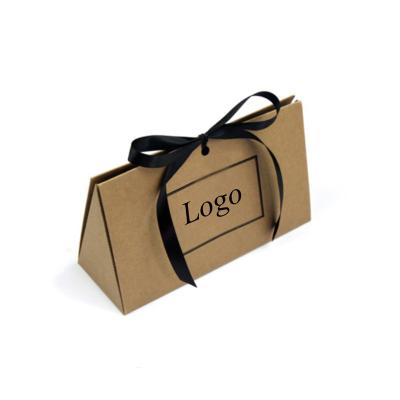Pequeña caja de favorito de boda con logotipo de oro personalizado y cinta en papel Kraft reciclado