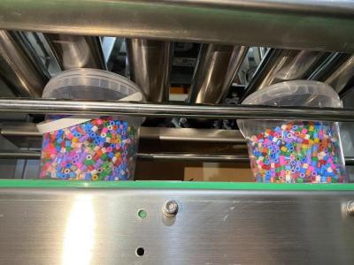 Cina Etichettatura di coperchiamento di sigillatura di riempimento della macchina imballatrice di Candy della polvere del detersivo delle bottiglie in vendita