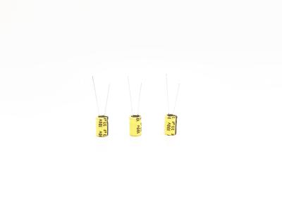 China Gele Aluminium Elektrolytische Condensator Op hoge temperatuur 33UF100V Te koop
