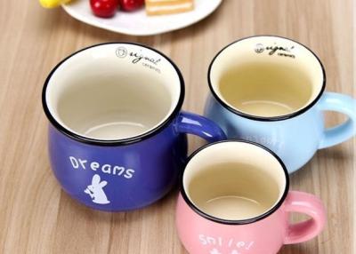 Cina Tazze ceramiche semplici ed alla moda con i modelli su misura e le opzioni multicolori in vendita