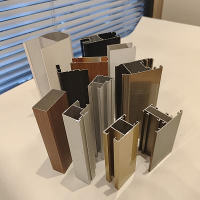 China Profil de extrusión de aluminio personalizado de la serie 6000 de Shengxin Moderno para ventanas y puertas Ninguno Tipo de madera en venta