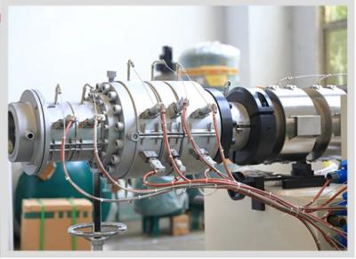 Китай Полностью автоматически ПВХ дренажной трубы экструзионная машина с винтом диаметр 65/132 для крупных проектов продается