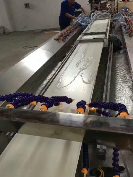 WPC Decking Flooring Post Composite Profile Rail Extrusion Production Line Machine per la fabbricazione di pavimenti