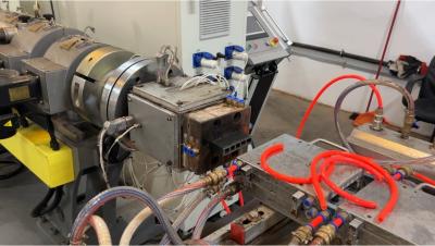 Cina Linea di estrussione per la produzione di pannelli in PVC WPC PE Profili di soffitto per pavimenti in vendita