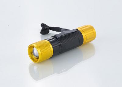 中国 ハイキングのための ズーム可能な の小さい導かれた懐中電燈、金属クリップが付いている強力な導かれた懐中電燈 販売のため