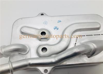 Cina Il dispositivo di raffreddamento dell'olio per motori 09E409061A parte per il VW T5 4E0 317 021 A di Audi A8 S8 S6 in vendita