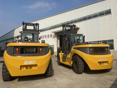 China 45-90 Degree Tilt Angle Heavy Lift Forklift with Yuchai Or CUMMINS Engine and Tire Prong Attachment for sale