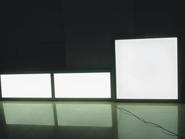 강화된 가벼운 유포를 위한 높은 전송 폴리탄산염 가벼운 유포자 장