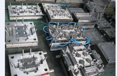 China PVC-Fittings-hydraulische Spritzgussmaschine-schraubenartige Spannkraft 2000KN zu verkaufen