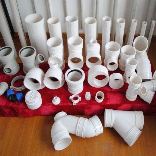 Τοποθετήσεις σωληνώσεων PVC που κατασκευάζουν τη μηχανή, στερεώνοντας τη μηχανή σχηματοποίησης εγχύσεων μονάδων