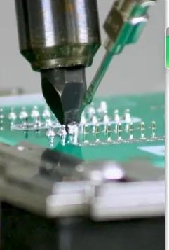 중국 920*700*850MM 치수 및 1000 생산 능력을 갖춘 고속 3축 자동 납땜기 판매용