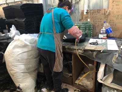 China Solid Back Ergonomische kantoorstoel met aangepaste kleur en lumbale steun Flip Up Arms Te koop