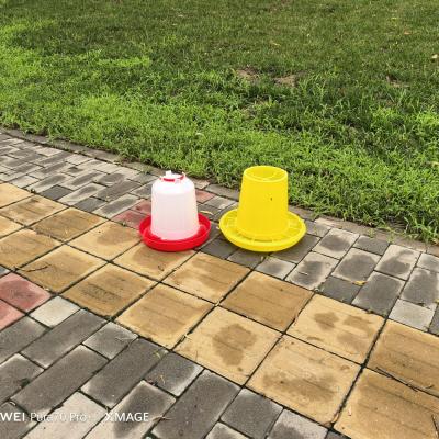 Cina Dispensatori di acqua per uccelli anti gocciolate convenienti per piccoli aviari in vendita