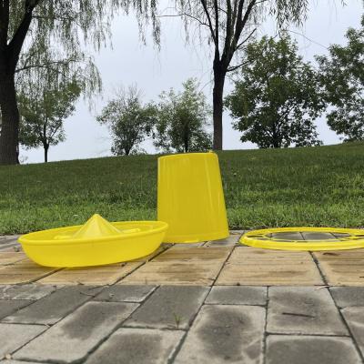 Cina Bottile rotondo di plastica per mangimi per pollame da litro in vendita