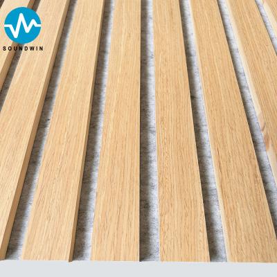 Cina Pannelli di parete in legno di quercia acustico a lastra con feltro grigio chiaro legno naturale per soggiorno in vendita