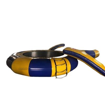 China Ervaar het avontuur met onze aangepaste opblaasbare drijvende trampoline Te koop