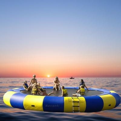 China Ervaar het avontuur met onze aangepaste opblaasbare drijvende trampoline Te koop