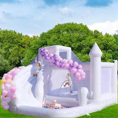 Cina 2024 Double Slide White Inflatable Bouncer House con colore personalizzato e tema arcobaleno in vendita