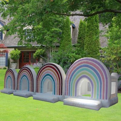 Cina 2024 Double Slide White Inflatable Bouncer House con colore personalizzato e tema arcobaleno in vendita