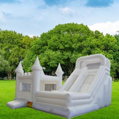 Cina 2024 Casa da buttabagno gonfiabile bianca con doppio scivolo e design arcobaleno materiale PVC in vendita