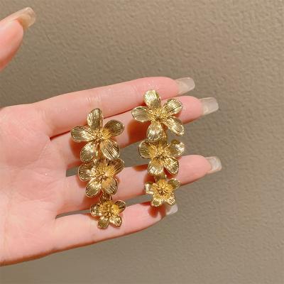 China Fashion Party Flower Plant Stud Earring Factory Wholesale Custom Brass 14k Gold Plated  Women's Jewelry Earrings Accessories for sale